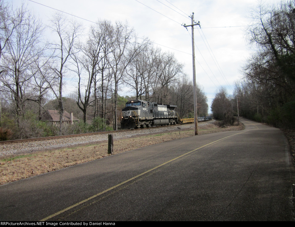 NS 9062 leads pig train towards Memphis